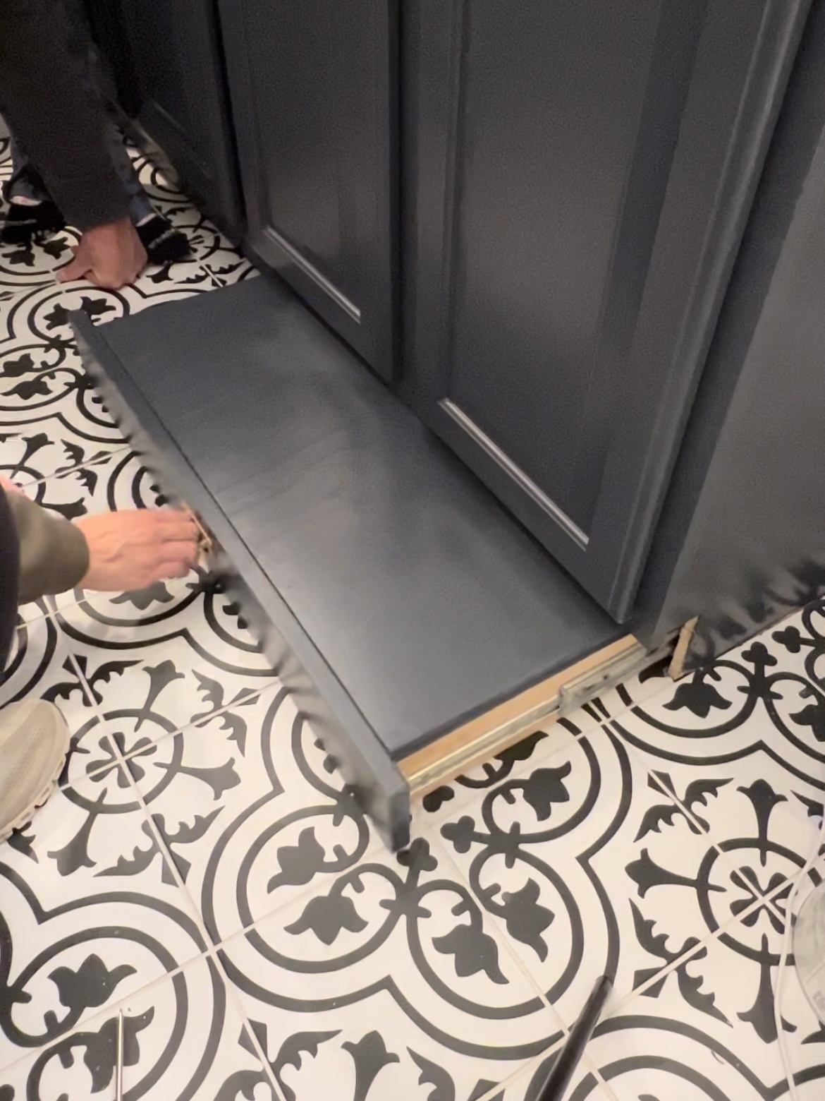 How to Build a Pull-Out Stool Drawer - livingstartsathome.com