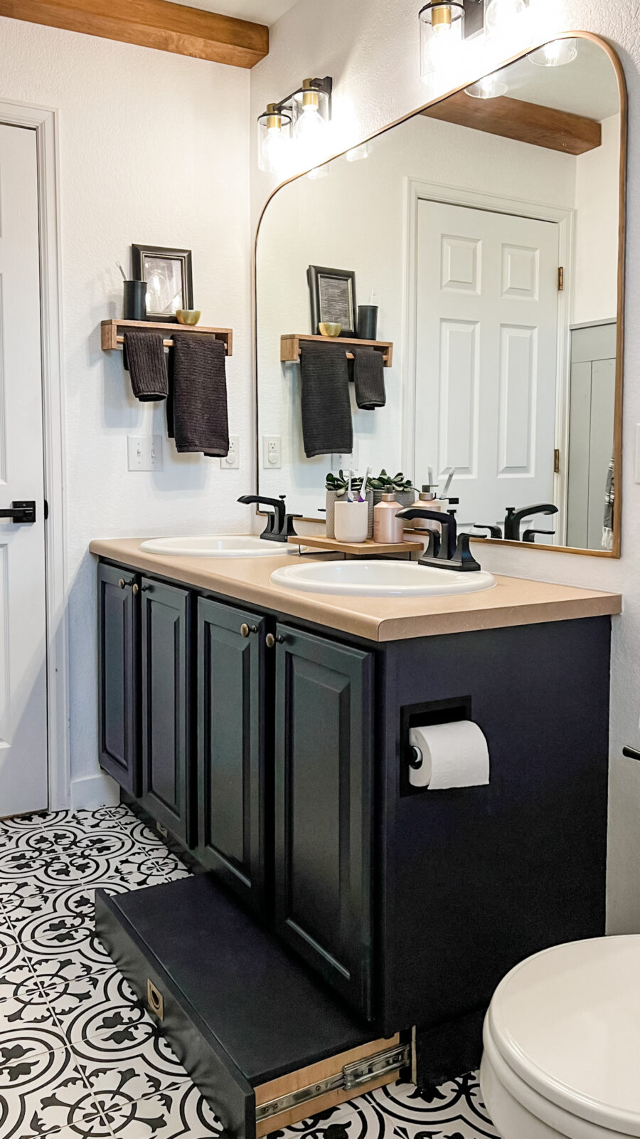 How to Build a Pull-Out Stool Drawer - livingstartsathome.com